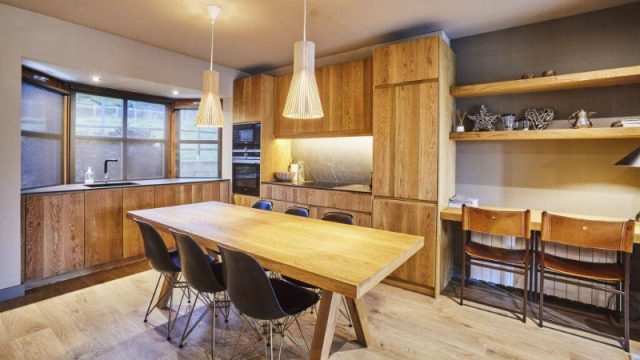 The use of wood was essential in this project, and thus achieve a set ...